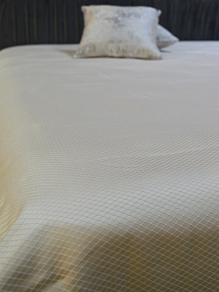 Шалте в цвят екрю с дизайн на ромбчета