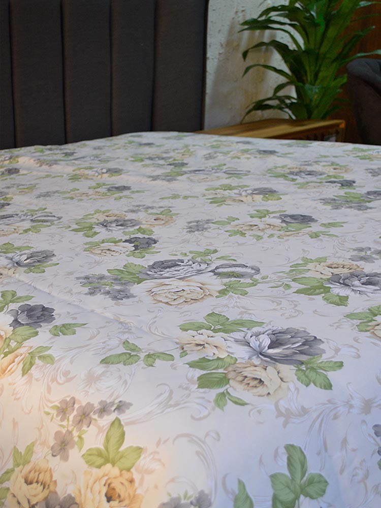 Шалте на бяла основа с големи сиви рози