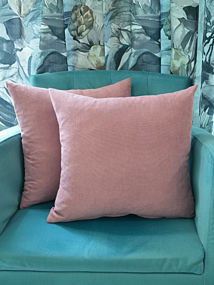Едноцветни възглавници в цвят пепел от рози