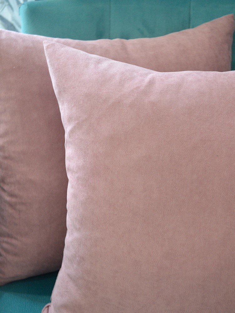 Едноцветни възглавници в цвят пепел от рози