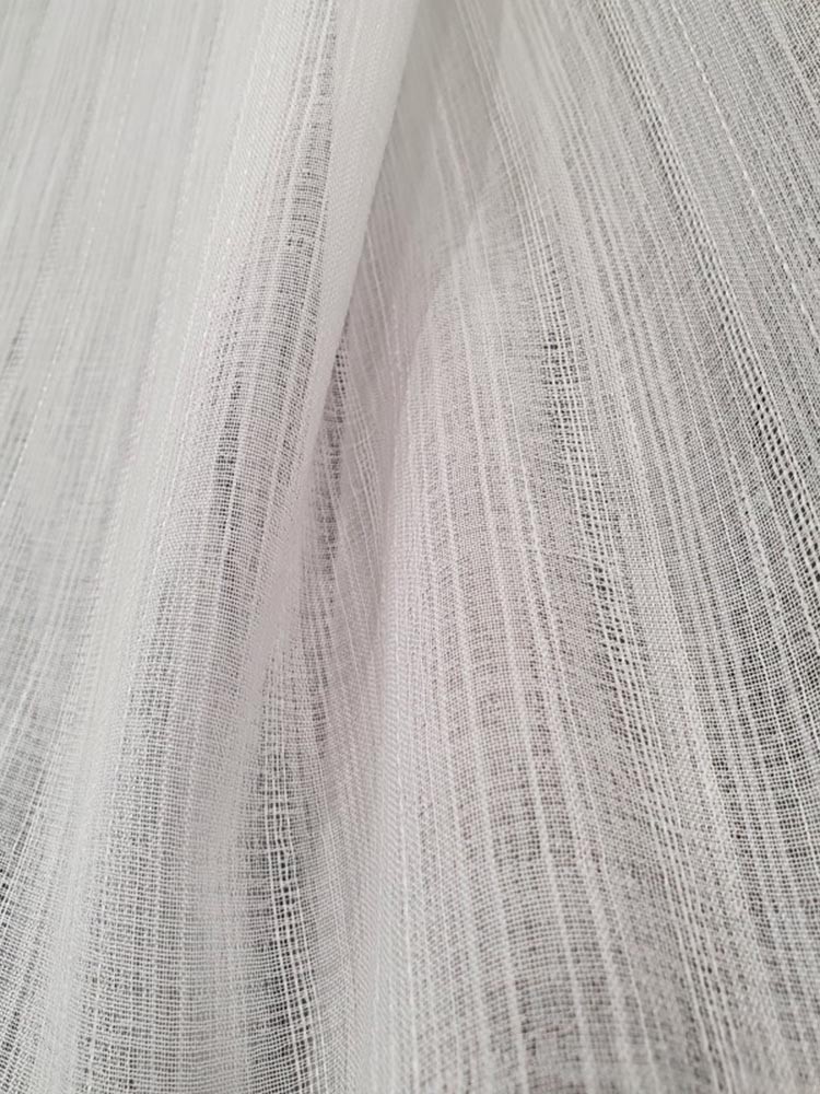 Тънък бял плат на финни райета