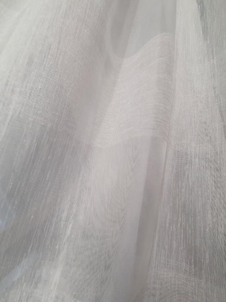 Прозрачен бял плат в райета и квадрати