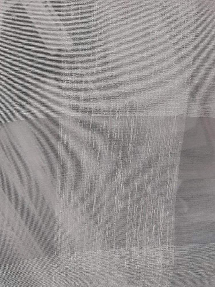 Прозрачен бял плат в райета и квадрати